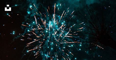 보라색과 흰색 불꽃놀이 사진 Unsplash의 무료 회색 이미지