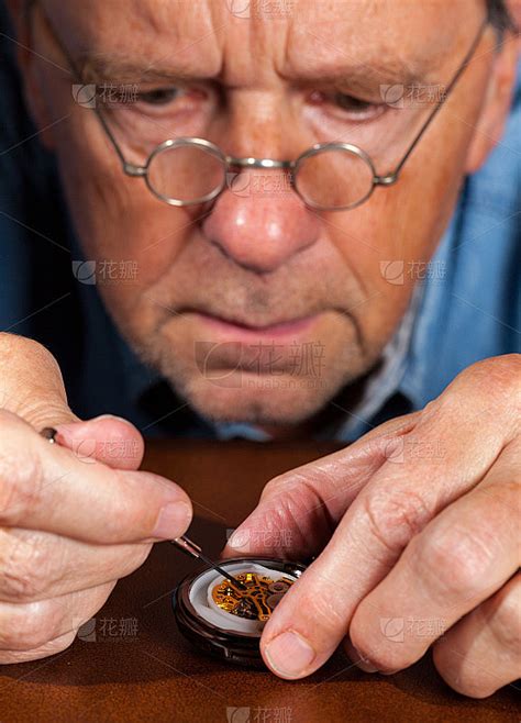 高级技工修理怀表