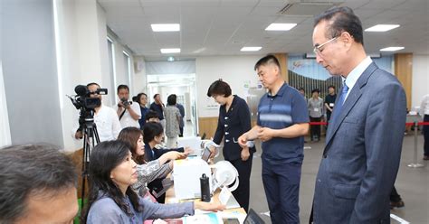 투표용지 교부 받는 장세용 더불어민주당 구미시장 후보