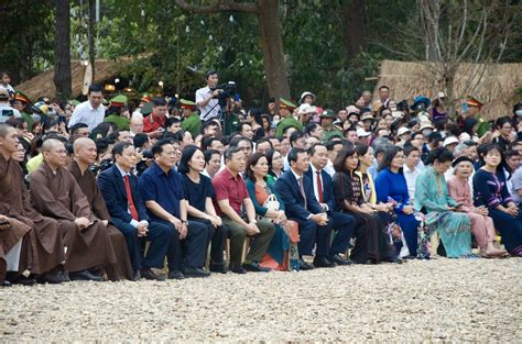 Người Mẫu đi Chân Trần Trình Diễn Trang Phục Dân Tộc