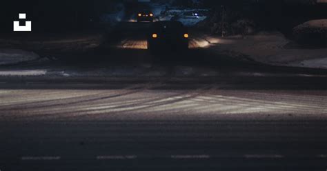 밤에 거리를 운전하는 자동차 사진 Unsplash의 무료 자동차 이미지