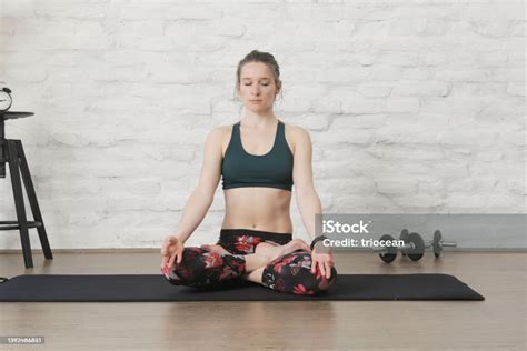 명상과 호흡 운동을 연습하는 젊은 여성 웰빙과 자기 관리 개념 30 34세에 대한 스톡 사진 및 기타 이미지 30 34세