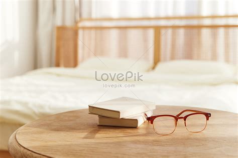 테이블에 책과 안경 사진 무료 다운로드 Lovepik