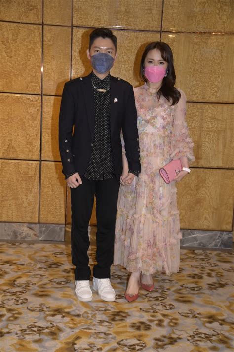鄭何婚宴陳嘉寶懷胎九個月到賀 身形偏瘦老公貼身保護 星島日報