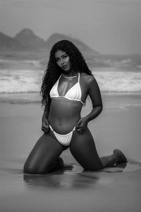 Foto Profissional Gratuita De à Beira Mar Adulto Jovem Ajoelhado