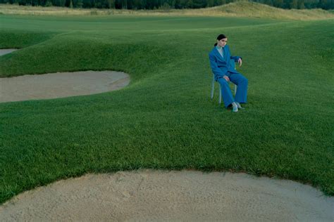 격식있는 옷차림 경치 고요한 골프 코스 녹색 녹지 대조되는 색 독특한 들판 레저 매우 복잡한 복장 블루 비주얼 설정 스타일 스타일리시한 스포츠