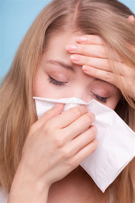 Fiebre De La Gripe Muchacha Enferma Que Estornuda En Tejido Salud