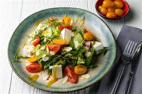 Un Plato De Ensalada Con Queso Feta Y Queso Feta Foto Premium