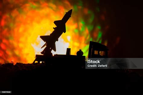 로켓 발사와 구름 불 밤에 우울한 하늘 겨냥 탄두와 미사일 로켓과 전투 장면 전쟁 Backgound에 로켓 차량입니다 Ship Launch에 대한 스톡 사진 및 기타 이미지