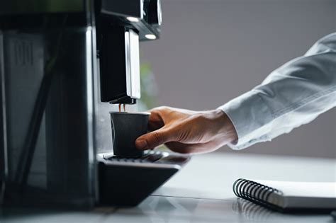 커피 기계를 사용하여 에스프레소를 만드는 알아볼 수 없는 사업가의 클로즈업 보기 커피 마실 것에 대한 스톡 사진 및 기타 이미지 커피 마실 것 사무실 기계류 Istock