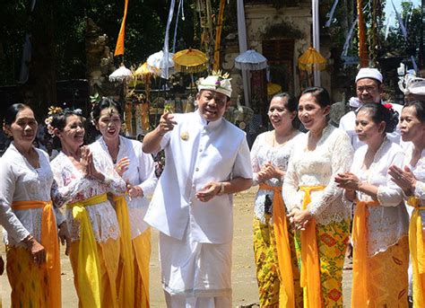Hadiri Pujawali Di Pura Luhur Pesimpangan Pucak Kedaton Pj Gubernur