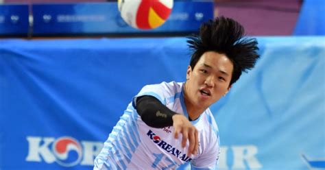 강력한 스파이크 서브 시도하는 임동혁[포토]