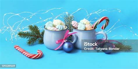 메리 크리스마스 머랭과 캐러멜 조명 새해 장식 푸른 배경에 전나무 가지와 커피 두 컵 0명에 대한 스톡 사진 및 기타 이미지 Istock