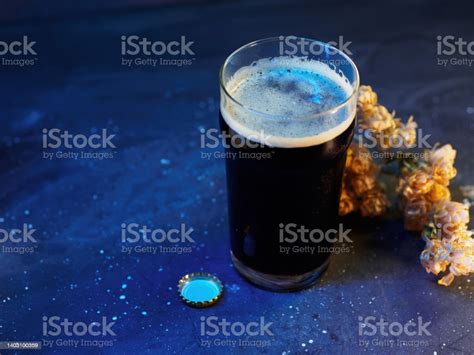 파란색 배경에 공예 맥주 한 잔이 돋보입니다 어두운 맥주 한 잔 0명에 대한 스톡 사진 및 기타 이미지 0명 Ale 공예