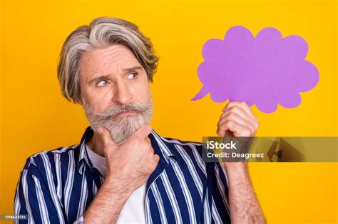 사진 잘생긴 사려 깊은 생각을 가진 성숙한 남자가 노란 색 배경에 고립 된 생각 연설 거품을 개최 성년 남자에 대한 스톡 사진