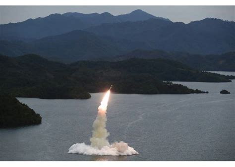 В КНДР осуществлен запуск баллистической ракеты с подводной пусковой установки во внутреннем