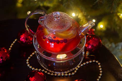 새해 장식의 배경에 촛불이있는 투명 찻주전자에서 뜨거운 과일 음료 감귤류 과일에 대한 스톡 사진 및 기타 이미지 감귤류 과일 건강한 식생활 과일 Istock