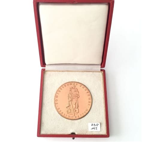 DDR MEDAILLE SOWJETISCHES EHRENMAL BERLIN TREPTOW DDR