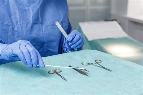 실험실 조수는 수술실에서 수술 기구의 박테리아 분석을합니다 Stem 주제에 대한 스톡 사진 및 기타 이미지 Stem 주제 건강 진단 건강관리와 의술 Istock