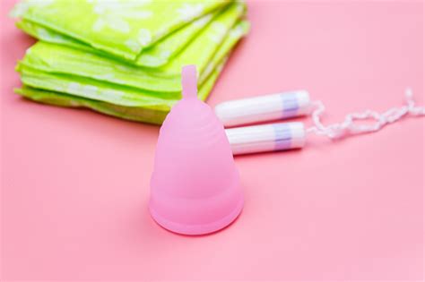 분홍색 배경에 생리대 탐폰 생리컵 중요한 날 생리 여성 위생의 개념 개념에 대한 스톡 사진 및 기타 이미지 개념 건강관리와