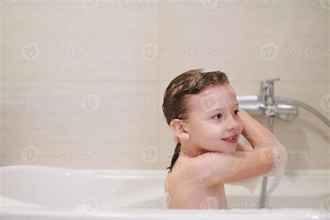 Niña En El Baño Jugando Con Espuma De Jabón 10707400 Foto De Stock En