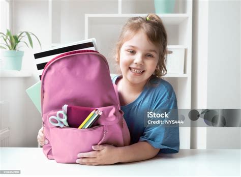 백인 아이 소녀 초상화 와 배낭 와 학교 개념 학용품으로 돌아 가기 책가방과 학생 6 7 살에 대한 스톡 사진 및 기타 이미지 Istock