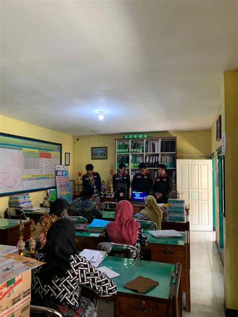 Mahasiswa Umm Kenalkan Tempat Sampah Otomatis Berbasis Arduino Di Sdn 1