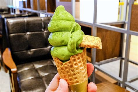 宇治抹茶霜淇淋，茶茶小王子抹茶專賣台中首店，霜淇淋甜品撒抹茶粉添濃韻香氣 熱血台中