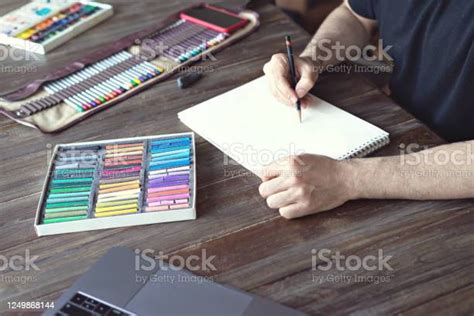 나무 테이블에 종이에 컬러 연필과 파스텔 크레용 분필남자 그림 개체 그룹에 대한 스톡 사진 및 기타 이미지 개체 그룹 교육
