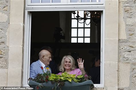 World War Ii Veteran 100 And His 96 Year Old Sweetheart Bride Tie The