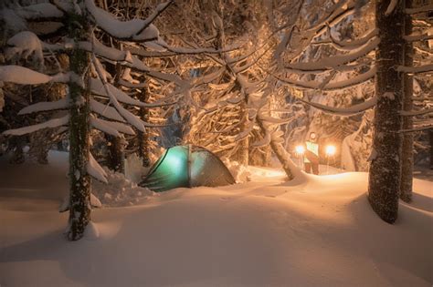 야간 촬영 긴 노출 야외에서 눈 속에서 자고 산의 밤 Bivouac 밤 하늘 아래 백만 성급 호텔 알프스의 패스에 녹색 조명