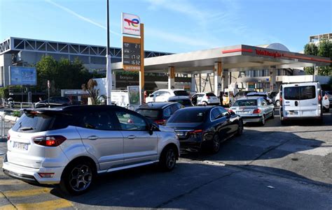 Pénurie De Carburants Colère Des Automobilistes La Grève Des Salaires