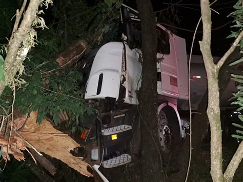 Motorista sofre ferimentos em acidente de caminhão na PR 182 entre
