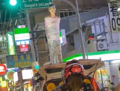 【玩很大！】男子26岁生日被朋友绑成木乃伊，立在车顶上游街！ 88razzi
