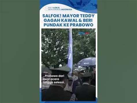 Aksi Mayor Teddy Sigap Beri Pundaknya saat Prabowo Turun dari Tangga ...