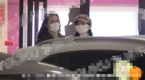任嘉伦携老婆逛商场，甜蜜聊天罕见同框，聂欢气质颜值佳口罩