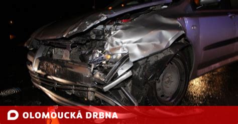 FOTO Řidiči na Pražské vjel z vedlejší silnice do cesty senior v autě