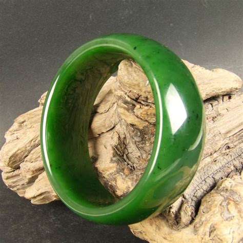 和田玉碧玉手镯多少钱是多少 应该如何挑选 翡翠源头翡翠批发中国翡翠网首选【翡翠商城】