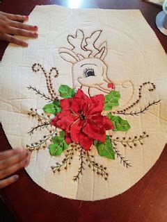 Juego de baño navideño con flores bordadas en listón Mimundomanual