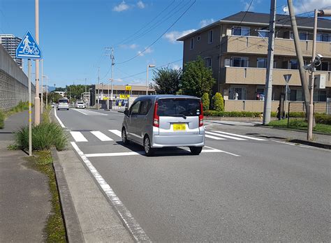 信号のない横断歩道では45ほどのクルマが止まるという調査結果をJAFが発表 ようやく歩行者優先という認知度が社会全体で上がってきた