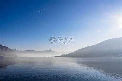 寒冷的冬日早晨平静的湖面高清图片下载 正版图片503454733 摄图网