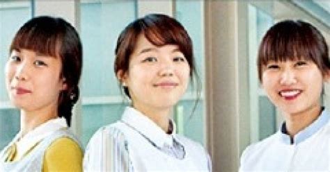 나비넥타이 맨 의사컬러 유니폼 입은 간호사
