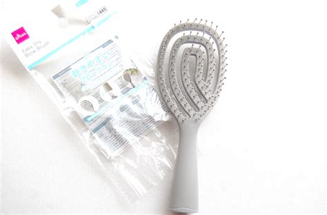 【ダイソー】コレ何だ⁉しゃもじではなくヘアブラシです！素早く髪を乾かす工夫が詰まってる♪【使用レポ】 『あたらしい日日』 こんな時代の