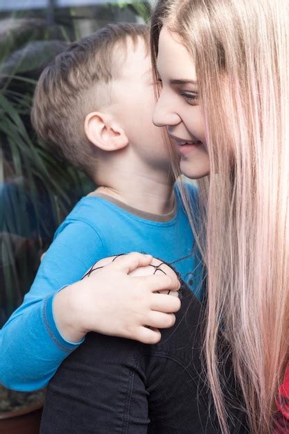 Hermano Lindo Besando A Su Hermana En El Patio Trasero Foto Premium