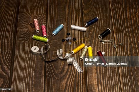 다양한 색의 실 안전핀 단추 줄자 가위 어두운 나무 테이블에 실이 달린 바늘 그룹이있는 재봉 품목의 구성 0명에 대한 스톡 사진 및 기타 이미지 Istock