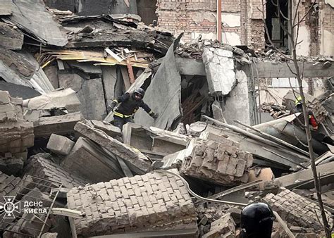 Оприлюднено фото з місць падіння уламків ракет РФ у Києві