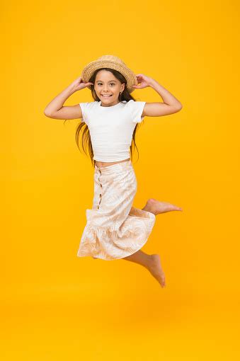 당신의 인생을 이동합니다 아이 여름 해변 파티 움직이는 행복 여름 휴가의 시작을 축하합니다 행복한 휴가 시간 모자를 쓴 어린 소녀 패션과 아름다움 여름날을 즐기는 패션 아이