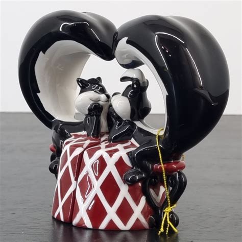 Pepé Le Pew And Penelope Pussycat Pepper And Salt Shaker Set