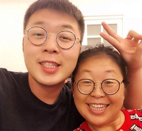 遗传到底有多强大？戚薇女儿还有戚薇妈妈她们三个人共用一张脸