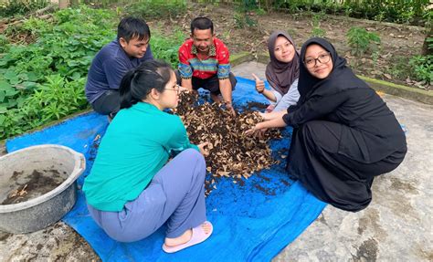 Pupuk Kompos Mahasiswa Kkn Unila Langkah Awal Desa Ramah Lingkungan